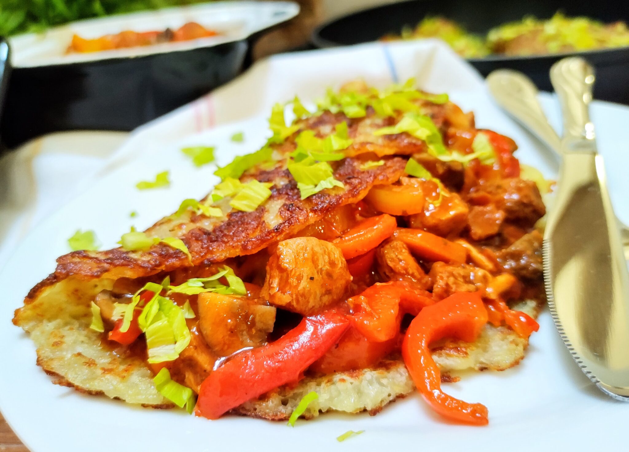 Wegański placek po węgiersku – puszysty w środku, chrupiący na brzegach ...