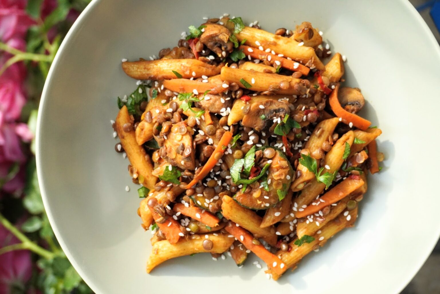 Szybki letni obiad - makaron z soczewicą, warzywami i orientalnymi ...