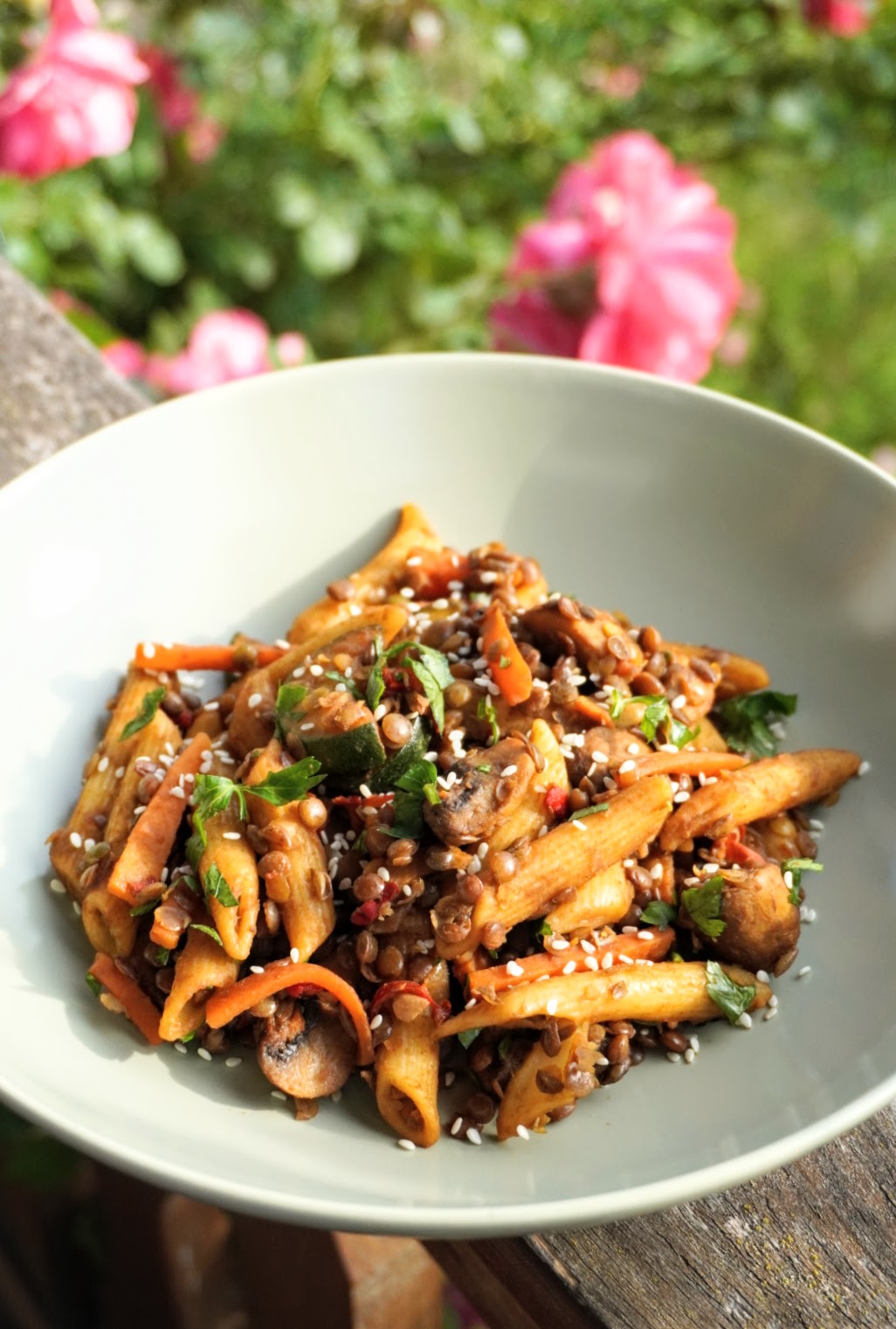 Szybki letni obiad - makaron z soczewicą, warzywami i orientalnymi ...